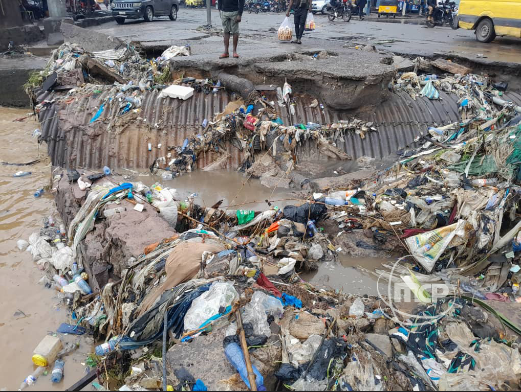 Kinshasa : une partie du pont de l’avenue Victoire sur la rivière ...