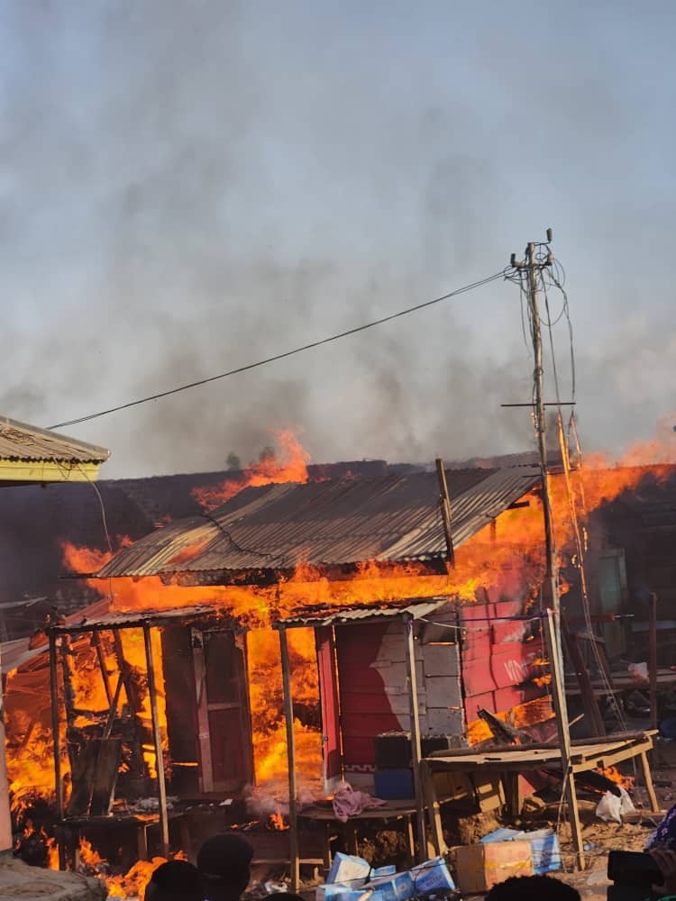 Irumu : un incendie détruit plusieurs commerces à Komanda – MediaCongo ...